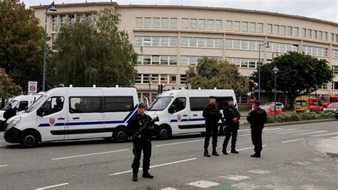 Polis Paris metrosunda bir kadını vurdu