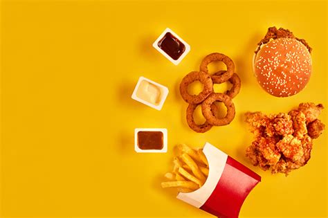 상위 뷰 햄버거 감자 튀김 및 노란색 바탕에 후 라 이드 치킨 텍스트에 대 한 공간을 복사 웃옷에 대한 스톡 사진 및 기타 이미지 Istock