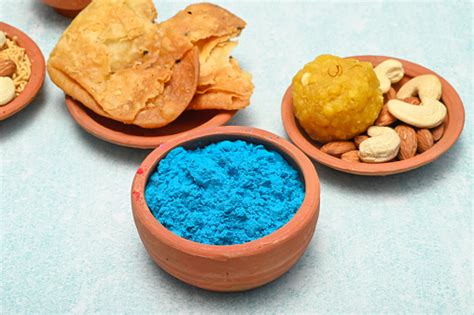 어두운 배경에 격리된 그릇에 담긴 다채로운 전통 홀리 분말의 상위 뷰 텍스트 공간 행복한 홀리 Holi라는 컨셉 인도 컬러 페스티벌 0명에 대한 스톡 사진 및 기타 이미지