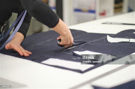 스케치 라인에 드레스 패브릭을 절단 드레스 메이커 새로운 컬렉션 의류를 디자인 하는 워크샵 스튜디오에서 패션 디자이너 재단사 또는 하수 비즈니스 오너 숍 및 기업가 컨셉