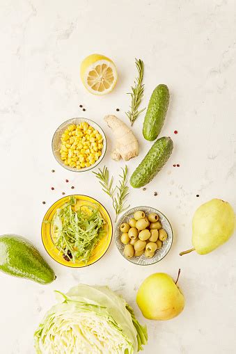 음식 모양의 크리스마스 트리 노란색과 초록색 식용 색소 낮은 Fodmap 비건 채식 재료 야채 과일 복사 공간이있는 채소 케토