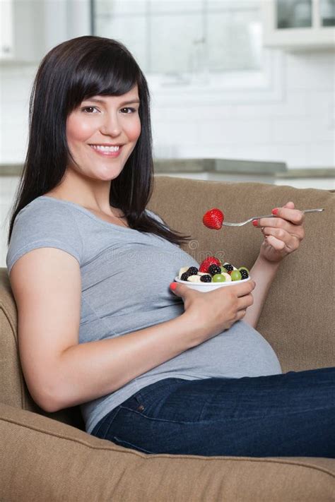 Mujer Embarazada Que Come La Ensalada De Fruta Foto De Archivo Imagen
