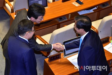 포토 악수 나누는 천정배 유승민 아시아투데이