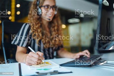 온라인으로 회의 젊은 여자는 웹 을보고 노트북을 사용하여 헤드폰을 착용하거나 웹캠에 의해 화상 채팅을하고 20 24세에 대한