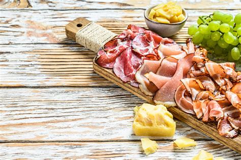 차가운 경화 이탈리아 고기 햄 프로슈토 판세타 베이컨 세트 흰색 나무 배경 맨 위 보기입니다 복사 공간 도마 요리 도구에 대한