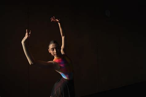 Calentamiento Y Ensayo De Una Bailarina De Ballet Profesional Foto
