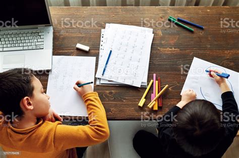 가정에서의 교육 가족과 함께 집에서 수학을 배우는 귀여운 아이 2 3 살에 대한 스톡 사진 및 기타 이미지 2 3 살 2명