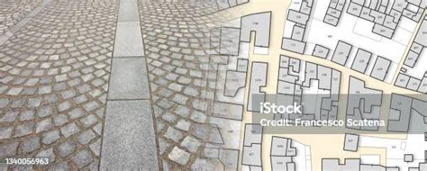 회색 돌 석판과 작은 돌 큐브 블록으로 만든 새로운 포장은 보행자 구역의 곡선 모양의 모래와 연동되어 가상의 도시지도가있는 개념입니다 0명에 대한 스톡 사진 및 기타 이미지