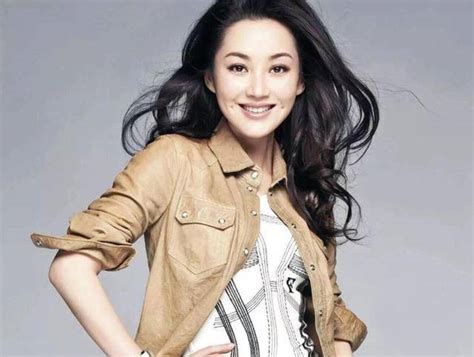 许晴身穿黑色长裙，即时尚又妩媚的感觉让人着迷 哔哩哔哩