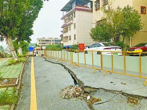 浈江区莲花北路道路开裂下沉 市民期盼早日修复恢复通行韶关发布