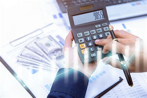 사무실과 사무실에서 책상에 계산을 분석 하는 재무 데이터에 계산기와 사업가 손 개념에 대한 스톡 사진 및 기타 이미지 개념 경영자 경제 Istock