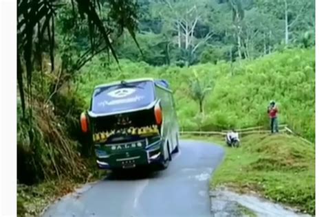 Bus PO ALS Menaklukkan Kelok Lurah Berangin Pasaman