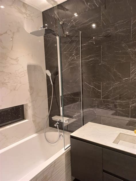 Стеклянная шторка на ванную Design Glass