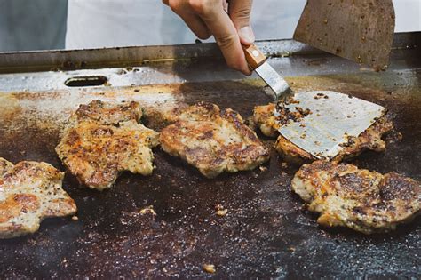 요리사 요리 쇠고기 스테이크 철판 구이 레스토랑 선택적 초점 근접 촬영 고기에 대한 스톡 사진 및 기타 이미지 고기 교통 위반 티켓 굽기 Istock