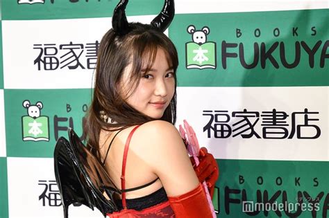 永尾まりや、美背中際立つsexyショットに「美しい」の声続出 モデルプレス