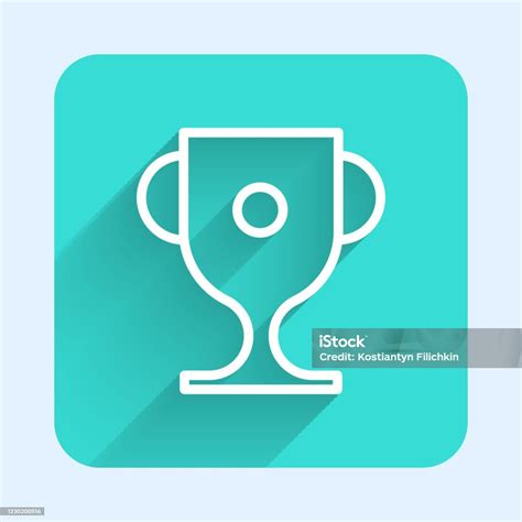 긴 그림자로 격리 된 흰색 선 수상 컵 아이콘입니다 우승자 트로피 기호입니다 챔피언십 또는 대회 트로피 스포츠 업적 표지판 녹색 사각형 버튼입니다 벡터 일러스트레이션 1위에