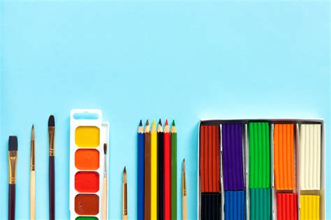 빈 캔버스 브러쉬 페인트 팔레트 플라스틱 연필 및 기타 학교 용품이 파란색 테이블에 있습니다 0명에 대한 스톡 사진 및 기타 이미지 Istock