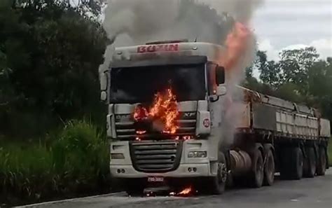 Carreta carregada materiais metálicos pega fogo na BR 265 em