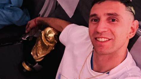 Futbolista Francés Arremete Contra Dibu Martínez En Redes Sociales