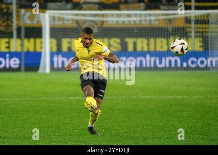 Florian Heister Alemannia Aachen 19 Im Duell Mit Axel Borgmann FC