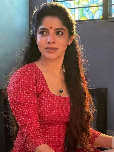ఈ సుకుమారిని సూడండెహే నేచురల్ బ్యూటీరా బాబూ Telugusamayam
