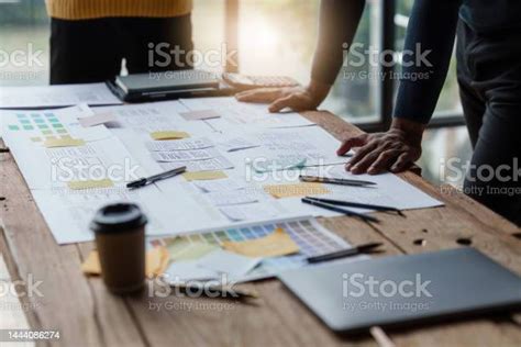 Kelompok Pengembang Ux Dan Desainer Ui Bertukar Pikiran Tentang Desain