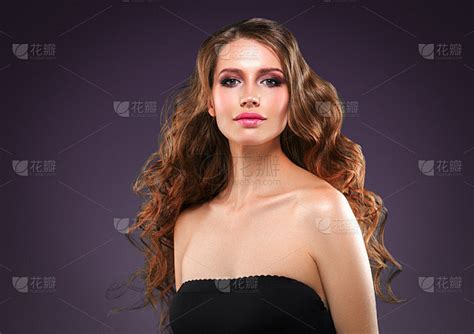美丽的头发女人美丽的皮肤肖像在黑暗的背景。长美丽健康的头发模特女孩库存形象。