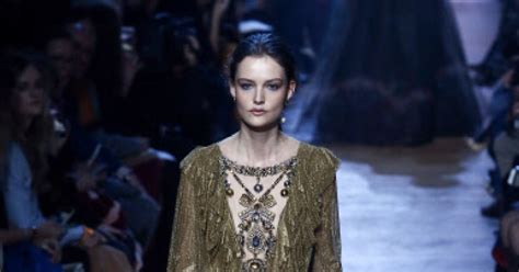 [포토] 아찔한 트임 모델의 런웨이