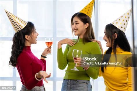 회사 파티에서 즐거운 시간을 보내는 세 명의 아시아 소녀 회사 연례 파티 술과 피자 파티 샴페인으로 크리스마스를 축하하고 집에서