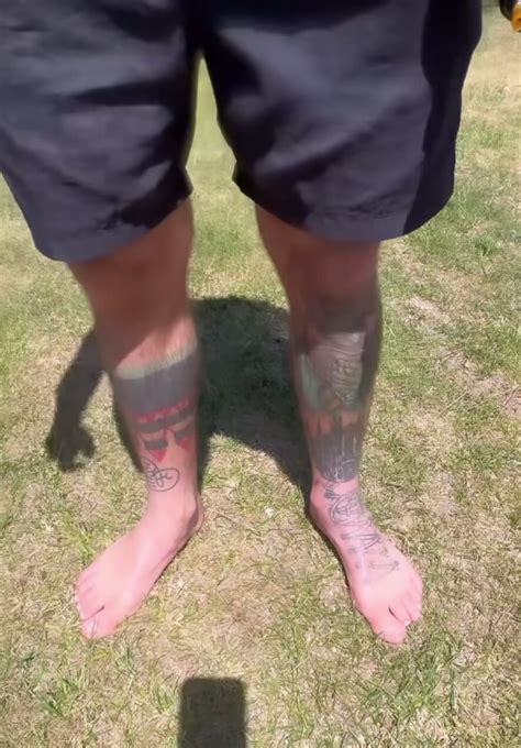 Feet Famous Rapper Em Inglês