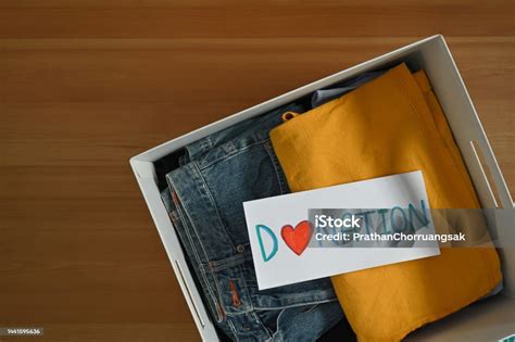 나무 테이블에 옷과 기부 라벨이 있는 판지 상자 자선 기부 및 재사용 재활용 개념 0명에 대한 스톡 사진 및 기타 이미지 0