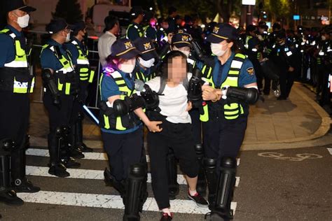 경찰 대법원 앞 노동단체 야간문화제 강제해산“미신고 불법집회” 조선비즈