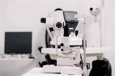 새로운 안과 및 현대 기술 진단 및 시력 치료의 개념 현대적인 장비를 갖춘 현대적인 안과 클리닉의 내부 0명에 대한 스톡 사진