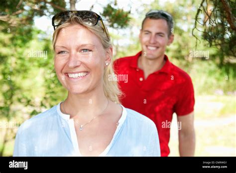 Mujer Y Hombre Caminando En El Bosque Fotograf A De Stock Alamy