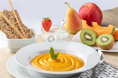 开胃南瓜汤配新鲜水果和一杯有机开菲尔和香脆芝麻饼干高清图片下载 正版图片506128048 摄图网