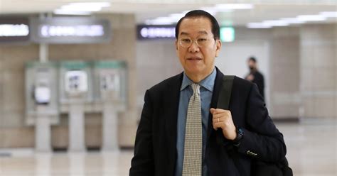 백팩 메고 일본 출국하는 권영세 장관