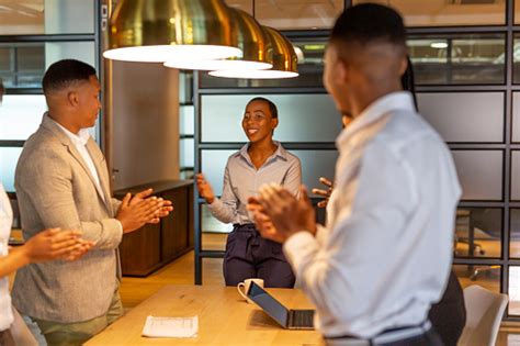 이사회 회의에서 동료에게 박수를 보내는 아프리카 비즈니스 사람들의 그룹 기업 문화에 대한 스톡 사진 및 기타 이미지 기업 문화 기업 비즈니스 기업 재무와 산업