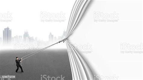 사업가 비닐백의 영업중 맹검액 커튼 커버링 그레이 도시 잡아 당기기에 대한 스톡 사진 및 기타 이미지 잡아 당기기 발견 커튼 Istock