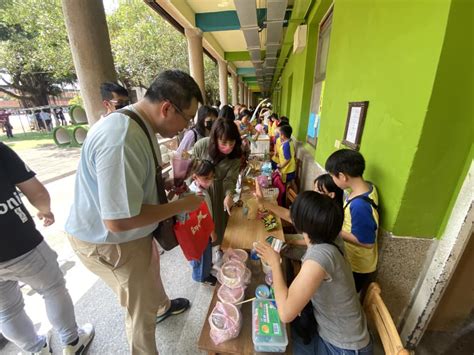 桃園市觀音區新坡國民小學 今日親職教育日園遊會活動各班準備很豐富很多元，吃喝玩樂，應有盡有！