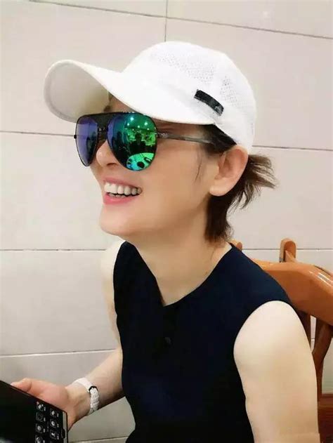 馮小剛為什麼婚內出軌於她？網友：眼大膚白、腿長腰細，靈氣逼人 每日頭條