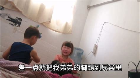姐弟俩一大早就在床上打闹，小姐弟感情真好被爸爸训都护着对方美食 美食吃播 吃货 Youtube