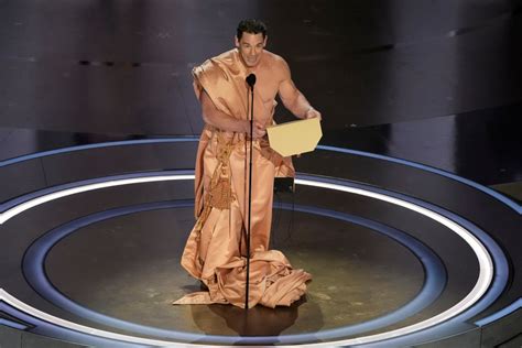 John Cena Así fue su épico cambio de ropa en los Premios Óscar 2024
