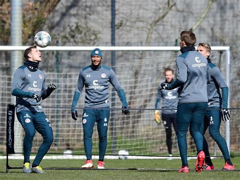Wie Geht Das Denn St Pauli Trainiert Wieder Auf Dem Platz