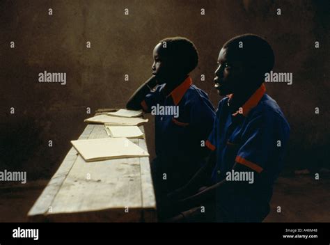 Pieds nus en salle de classe Banque de photographies et dimages à