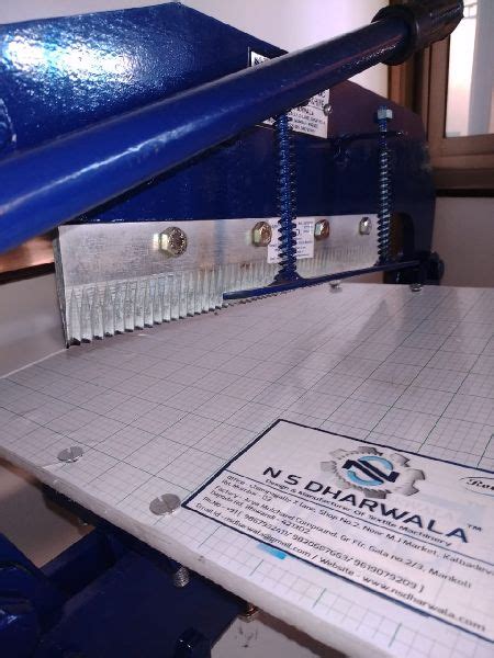 Blue Manual Fabric Zig Zag Sample Cutting Machine For Industrial Speciality Less Power
