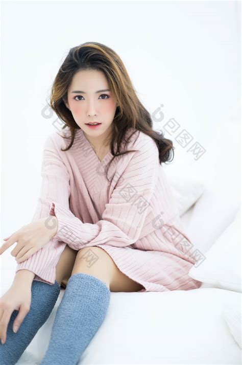 年轻美丽的黑发女子的肖像穿着针织毛衣粉红图片 包图网企业站