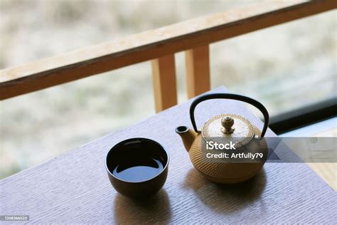 일본 전통 차 좋아하는 음료와 함께 편안한 시간 뜨거운 녹차 한 잔과 찻주전자가 아름다운 경치와 함께 평화로운 고요한 순간을
