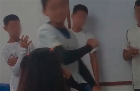 Vídeo Aluno Fura Rosto De Colega Com Caneta Durante Apresentação Em
