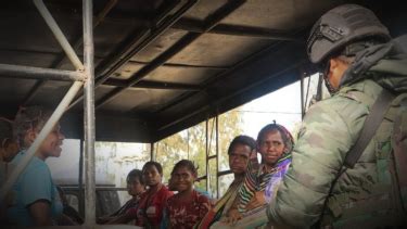 Mama Papua Kaget Pasukan Tengkorak Kostrad TNI Ke Pasar Borong Ubi