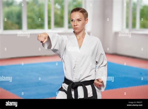 Junge Starke Mädchen Tragen In Weißen Kimono Mit Schwarzen Gürtel In